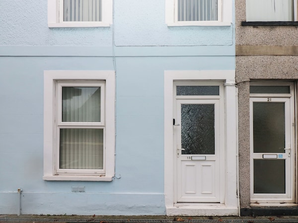 19 Great North Road, Pet Friendly, With Open Fire In Milford Haven - Milford Haven