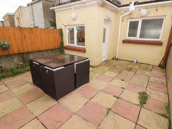 3 Vicary Street, Pet Friendly, With A Garden In Milford Haven - Little Haven