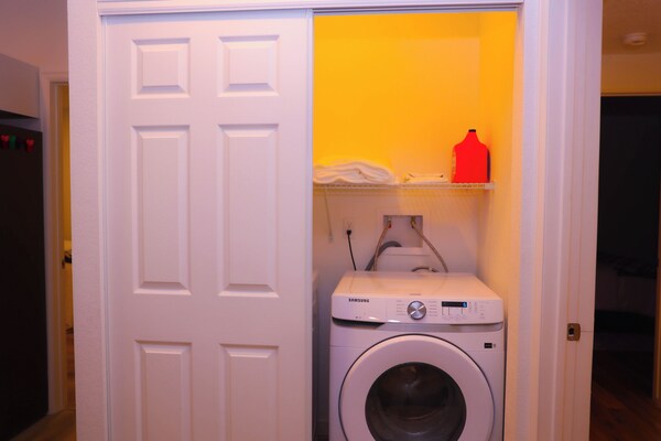 Cozy 3-bedroom Home, 3 Min To Auroras Gaylord, 10 Min To Denver Airport! - Aurora, CO