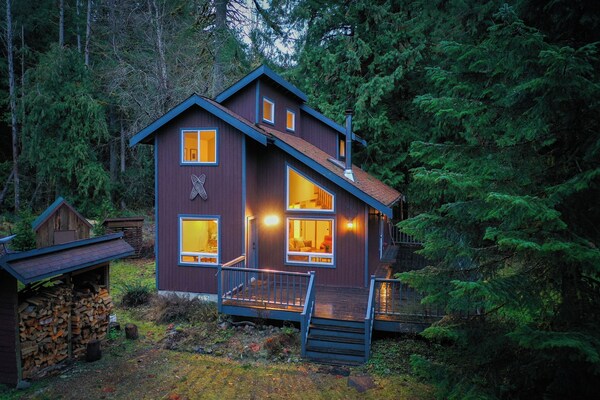 Come For The Mountain Adventure.relax In This Modern Hideaway - Glacier, WA