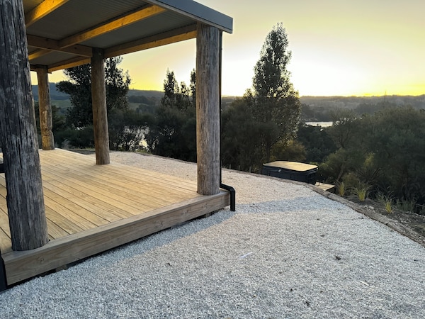Paparoa Escape-bush Walk, Hot Tub, Serene Views, Peaceful Escape & Dog Friendly. - Ōhope
