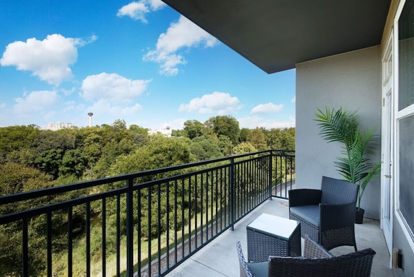 Cozy 2br W/ Gym, Parking, Near King Wms&towers - San Antonio, TX
