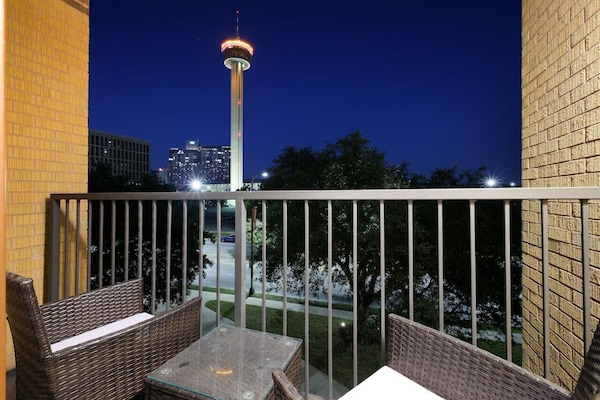 Spacious 1br-w/ Pool&prkng, Near Rvrwlk & Conv Ctr - San Antonio, TX