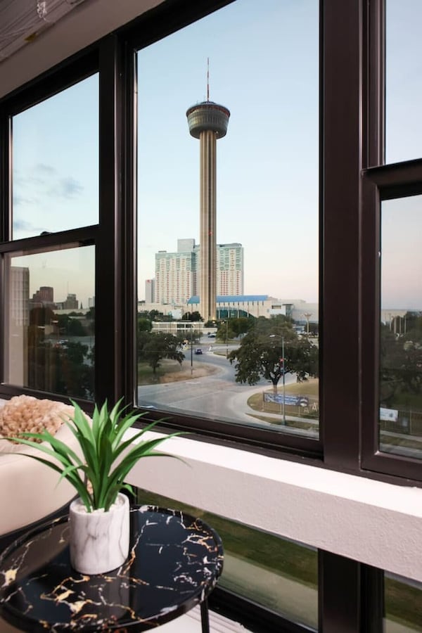 Modern 2br Getaway-w/ Parkng, Near Rvrwlk&conv Ctr - San Antonio, TX
