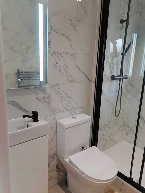 Immaculate Studio Apartment In The Heart Of Hemel Hempstead With Wifi - Hemel Hempstead