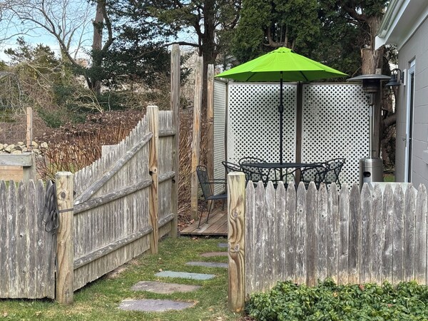 Charming West Falmouth Cottage, Walk To Chappy Beach And Shining Sea Bike Path! - Falmouth, MA