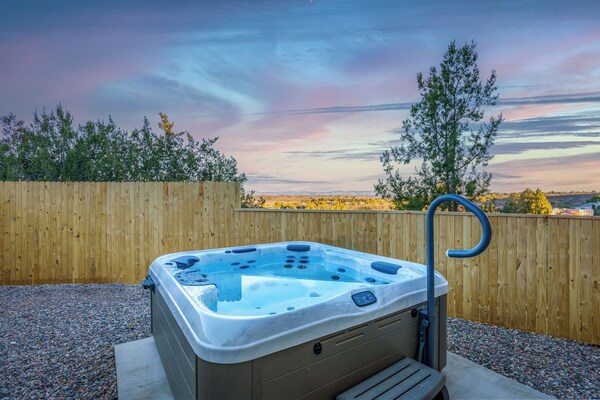 Stylish & Spacious Boho - King Bed Galore, Hot Tub, Arcade, Ping Pong, Rec Room - Cottonwood, AZ