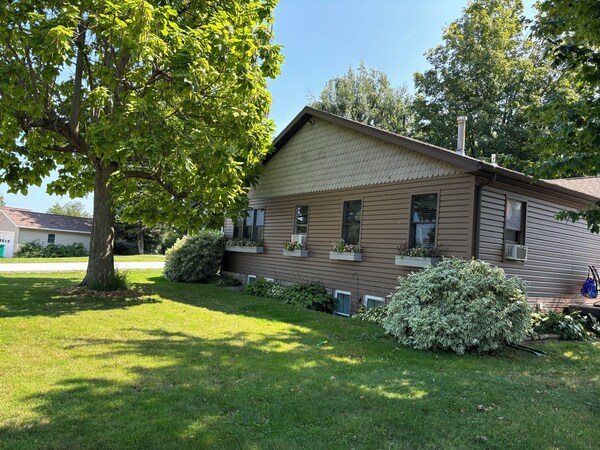 Heard It Through The Grapevine Is A Charming 3 - Bedroom House In North East Pa. - North East, PA