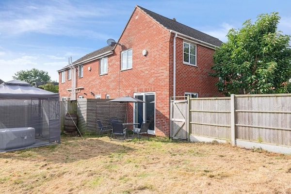 Charming 3-bedroom House Oakford Close With Hot Tub - Nottingham