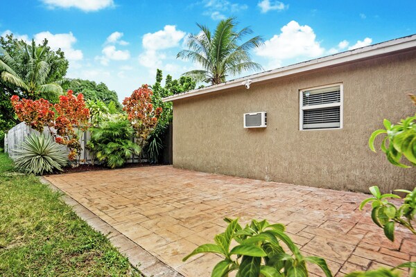 Stylish North Miami Guesthouse With King Bed, Parking, Wifi - North Miami, FL
