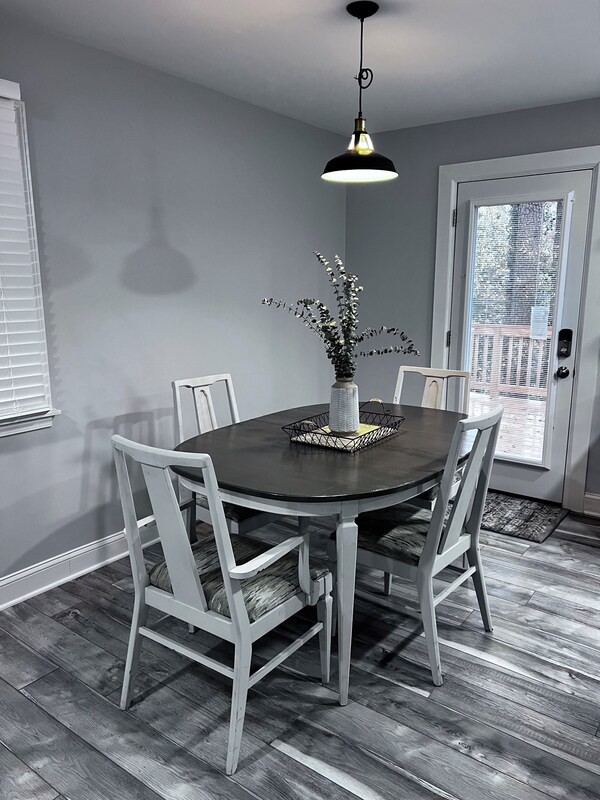 Newly Renovated Hideaway 1 Mile To The Marietta Square. Pet Friendly! - Marietta, GA