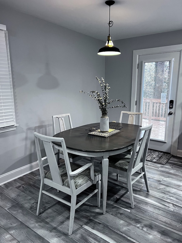 Newly Renovated Hideaway 1 Mile To The Marietta Square. Pet Friendly! - Marietta, GA