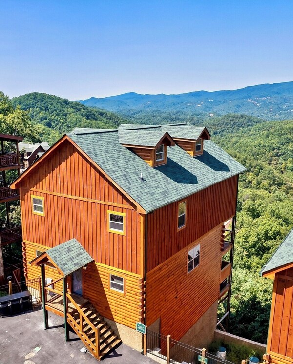 New 4br - Spectacular Views - Large Indoor Pool - Hot Tub - In Top Rated Resort - Pigeon Forge, TN