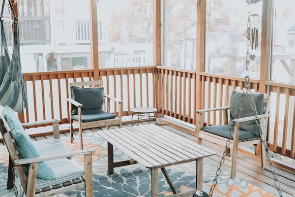 Spacious 3-bedroom, 1.5-bath Home In Central Maryland With Screened Porch & More - Baltimore/Washington Airport (BWI)