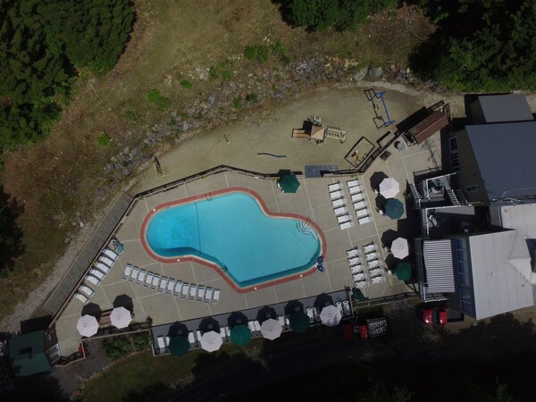 Charming Brookside Cabin With 3 Levels And Amenities Galore Near Mount Snow - バーモント州