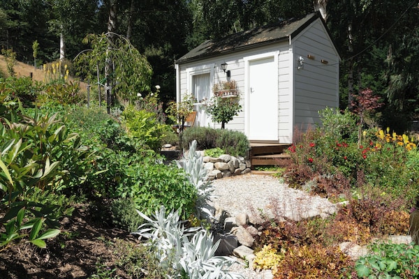 Cozy, Beautifully Decorated Cottage Sitting In A Stunning Seasonal Garden - Naseby