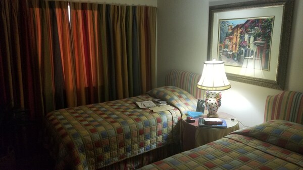 Charming 2-bedroom Bed & Breakfast In Tranquil Wills Point With Free Wifi,\n - Canton, TX