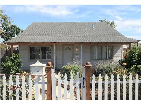 Cozy 2-bedroom House With Gated 2 Car Parking, 2 Blocks From The Bay - Palo Alto, CA