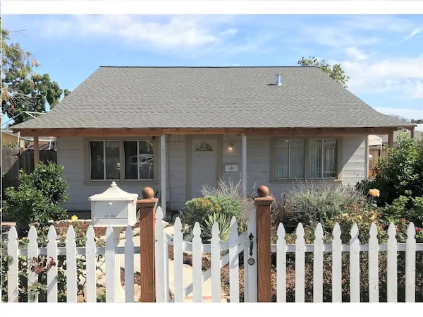 Cozy 2-bedroom House With Gated 2 Car Parking, 2 Blocks From The Bay - Palo Alto, CA