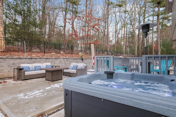 Blue Mountain Lake Retreat: Pool, Hot Tub, Lake - East Stroudsburg, PA