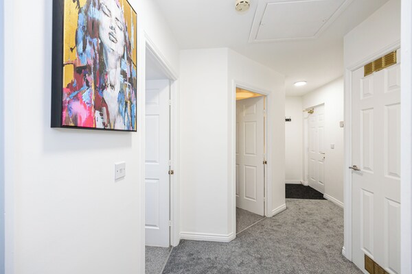 Sandycroft- Free Secure Parking, Close To Tram Stop And Close To The Airport - Knutsford