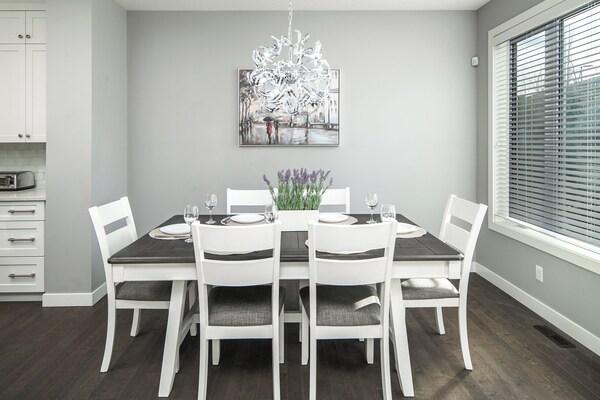 Large New Family Home Near Airport And Mall!  I Ac I Garage I Sleep 16+ - Calgary