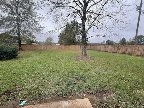 Spacious 4-bedroom House In Columbus With Privacy Fence Situated In The County! - Columbus, MS