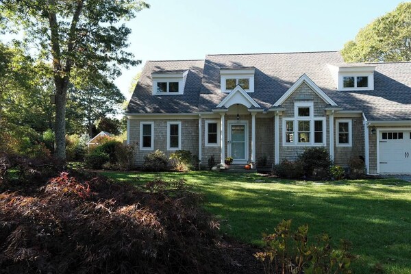Walk To Water! Shoestring Bay Views, Kayaks & Gardens - New Seabury