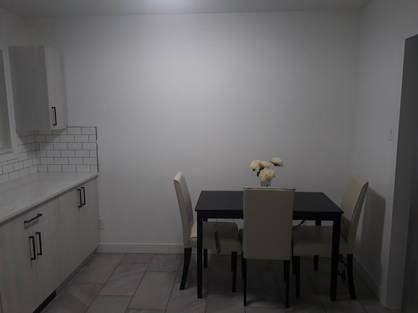 Welcoming 3-bedroom House With Wifi In Edmonton And Smart Tv Per Room.\n - Alberta