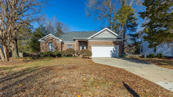 Charming Charlotte 3-bedroom House, Fenced Yard, 5 Mins To Carowinds, Wifi, Pets - Charlotte