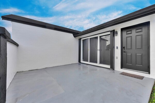 Modern Home...4 Minutes From Hard Rock Stadium - Miami Gardens, FL