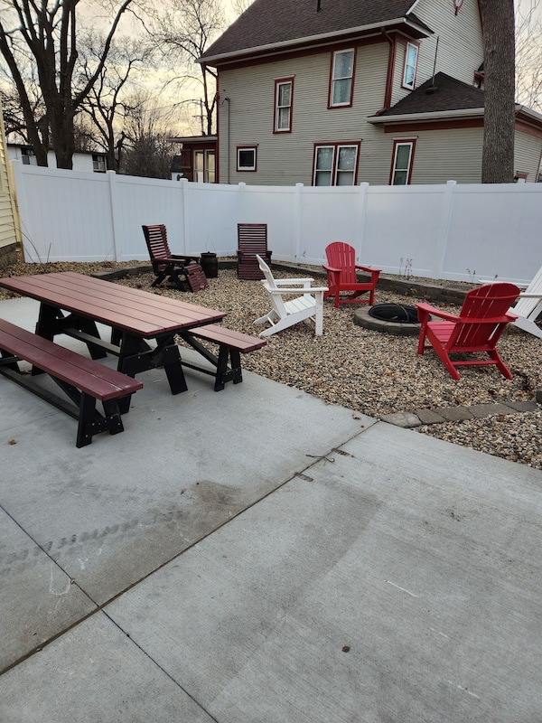 Hide Away Shanty -Has.  Charming And Beautifully Renovated 3-bedroom House.   \N - Clear Lake, IA