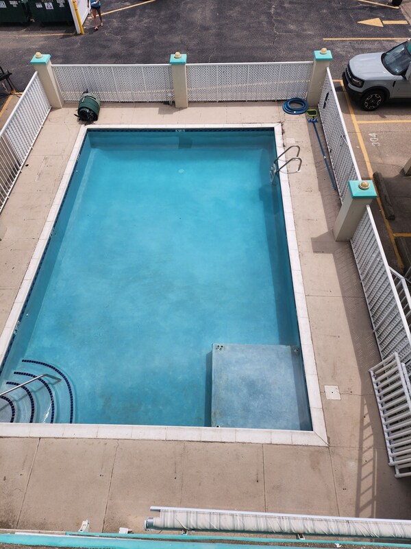 Cozy Condo With A Pool, Ac, And Wifi. One Block From Boardwalk And Beach! - Wildwood, NJ