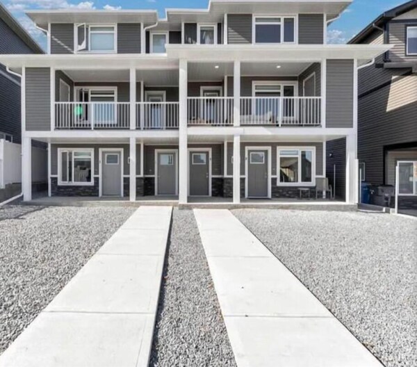 Hillside Suite: Your Cozy, Modern Getaway In Medicine Hat - Medicine Hat