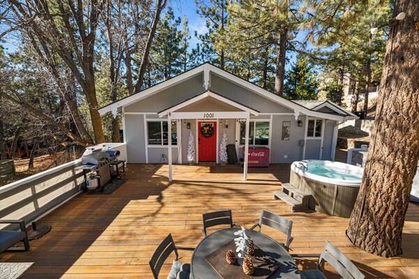 Alpine Retreat - Hot Tub, Deck, Fire Pit, Barbecue - Big Bear, CA