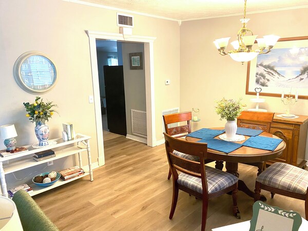 Spacious 4-bedroom House In Welcoming Jacksonville With Ac, Wifi - Jacksonville, FL