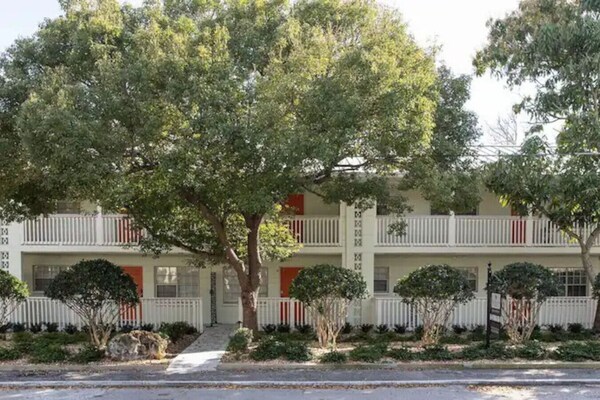 Cozy King Suite Prime Location|free Parking & Crib - Tampa, FL