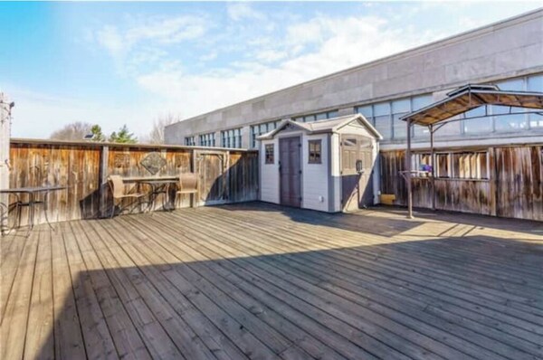 Urban Oasis: 4br Rooftop Retreat With Hot Tub\n\n - Cornwall, ON, Canada