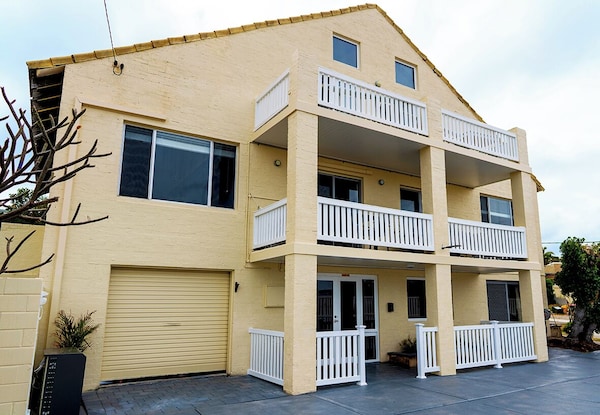 Beachfront Apartment With Pool, 2 Minutes Walk To Indian Ocean. Sleeps 7. - Mindarie