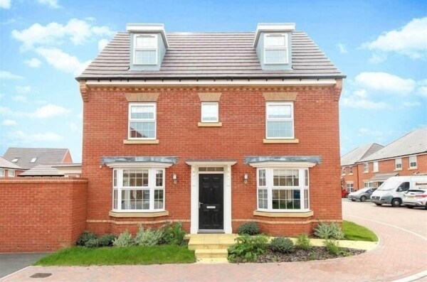 House-sleeps 8-parking-garden - Wellingborough