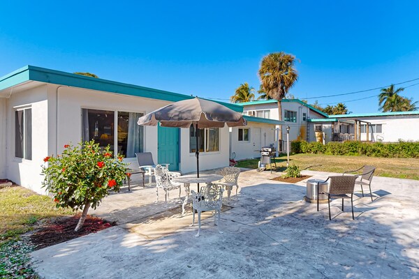 Private Lake Worth Home With Screened In Front Porch Welcoming Dogs! - Lake Worth Beach