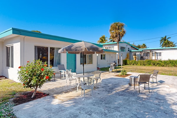 Private Lake Worth Home With Screened In Front Porch Welcoming Dogs! - Lake Worth Beach