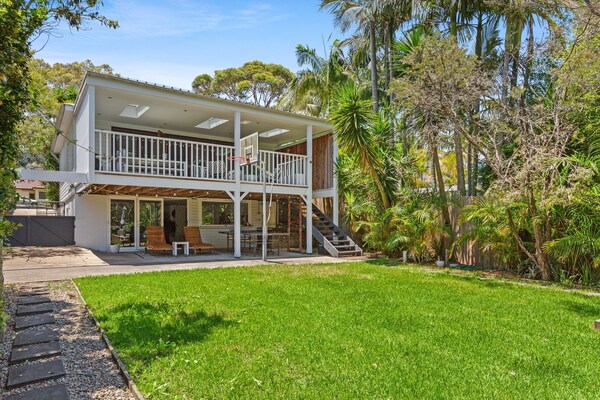 Elegant 3-bed Home With Games Room & Balcony - Manly