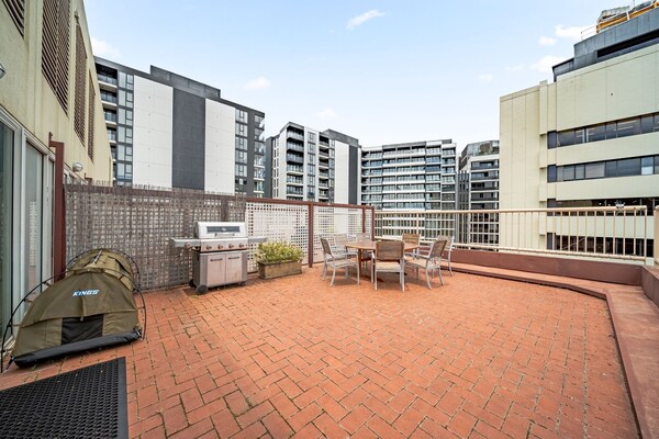 Spacious 1-bed With City Amenities - Belconnen