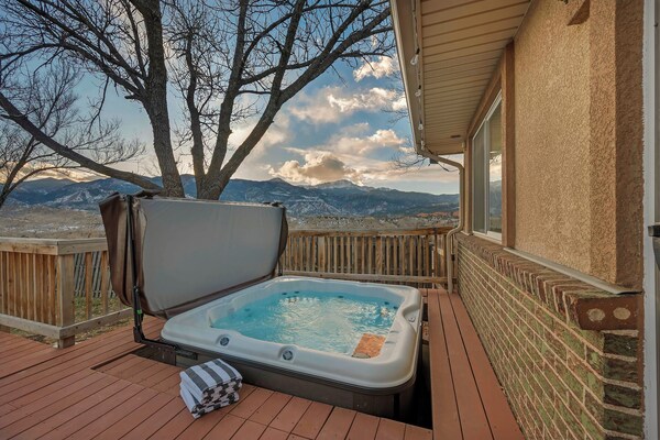 6k Sq/ft Mansion! Views, Pool, Hot Tub, Game Room, Theatre, Epic Experience! - Colorado Springs