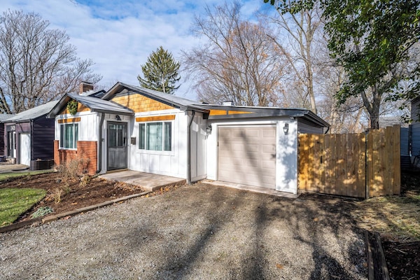 Charming Cottage - Game Room - Yard - Castleton, IN