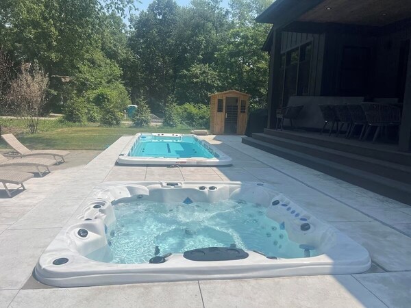 Pool, Hot Tub All Year! Fire Pit, Sauna, Walk To Beach - Michigan