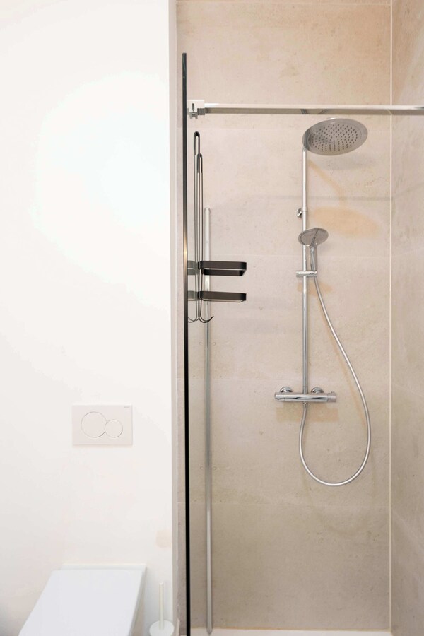 Modern 6-guest Apartment In Central Antwerp - Flanders