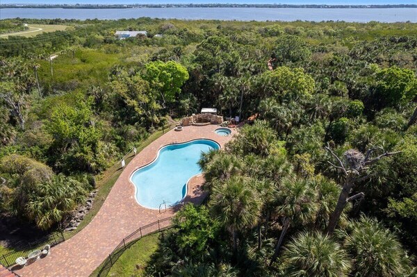 River Fly In: Sunshine Suite, Waterfront 2br - Cocoa, FL