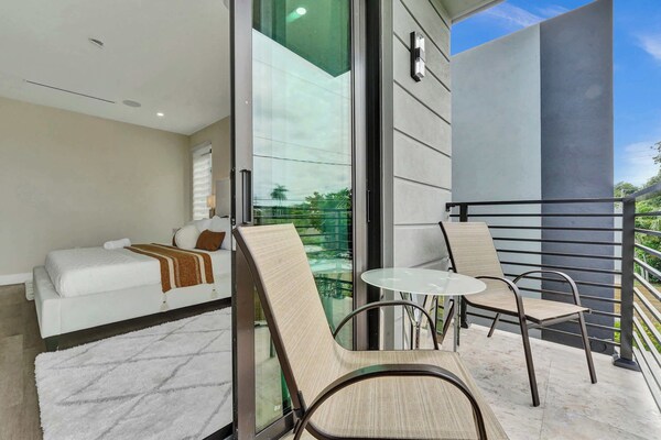 Upscale 4 Bdrm Retreat ~ Mins To Las Olas & Beach - Fort Lauderdale, FL
